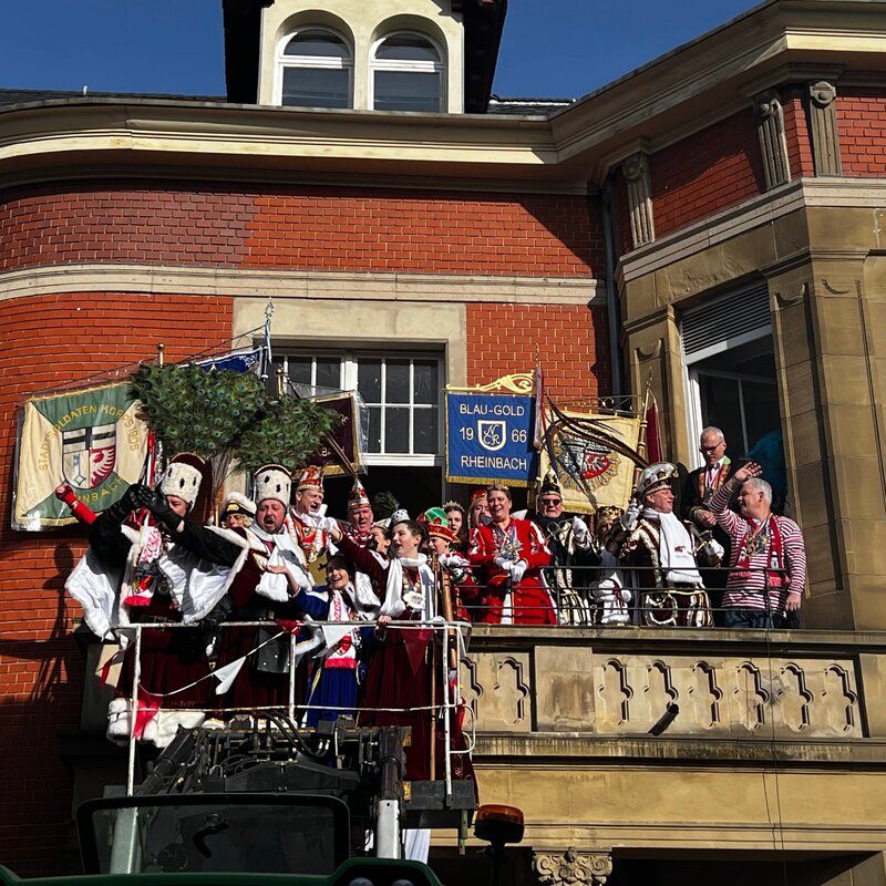 Rheinbacher Jecken erstürmen bei traumhaftem Wetter das Rathaus: Stadt ...